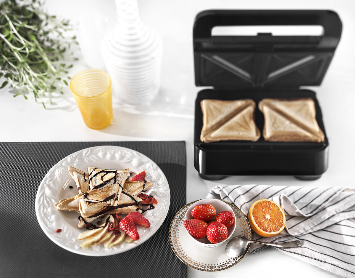 DE LONGHI SW12B.BK KOMPAKTNÍ SENDVIČOVAČ DELONGHI | Patro.cz